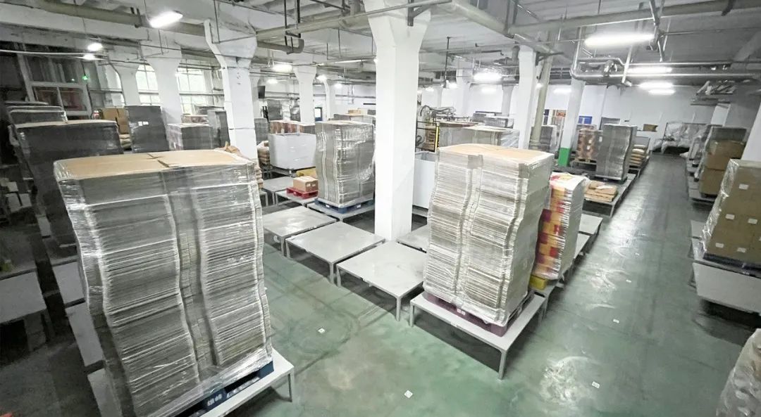 紧凑空间 大展身手！海康机器人发布F5-1600A前移式叉取机器人_行业资讯_资讯_中国AGV网(www.chinaagv.com)_AMR网-专业智能地面移动机器人门户网站！